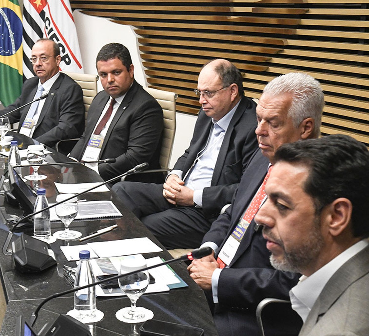 Logistics industry calls for alternative trade routes