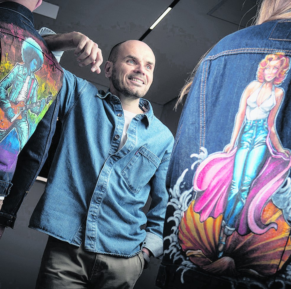 Levi’s plans to double in size, bets on casual fashion
