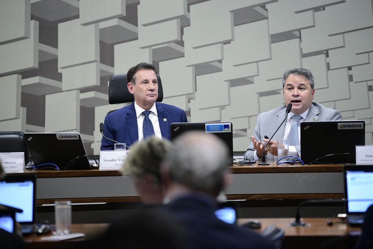 Senate committee votes on tax break backed by leaders
