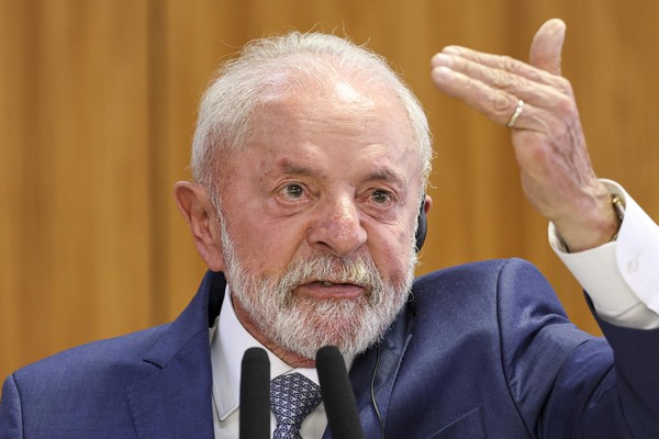 Samba tribute to Lula raises risk of early campaigning
