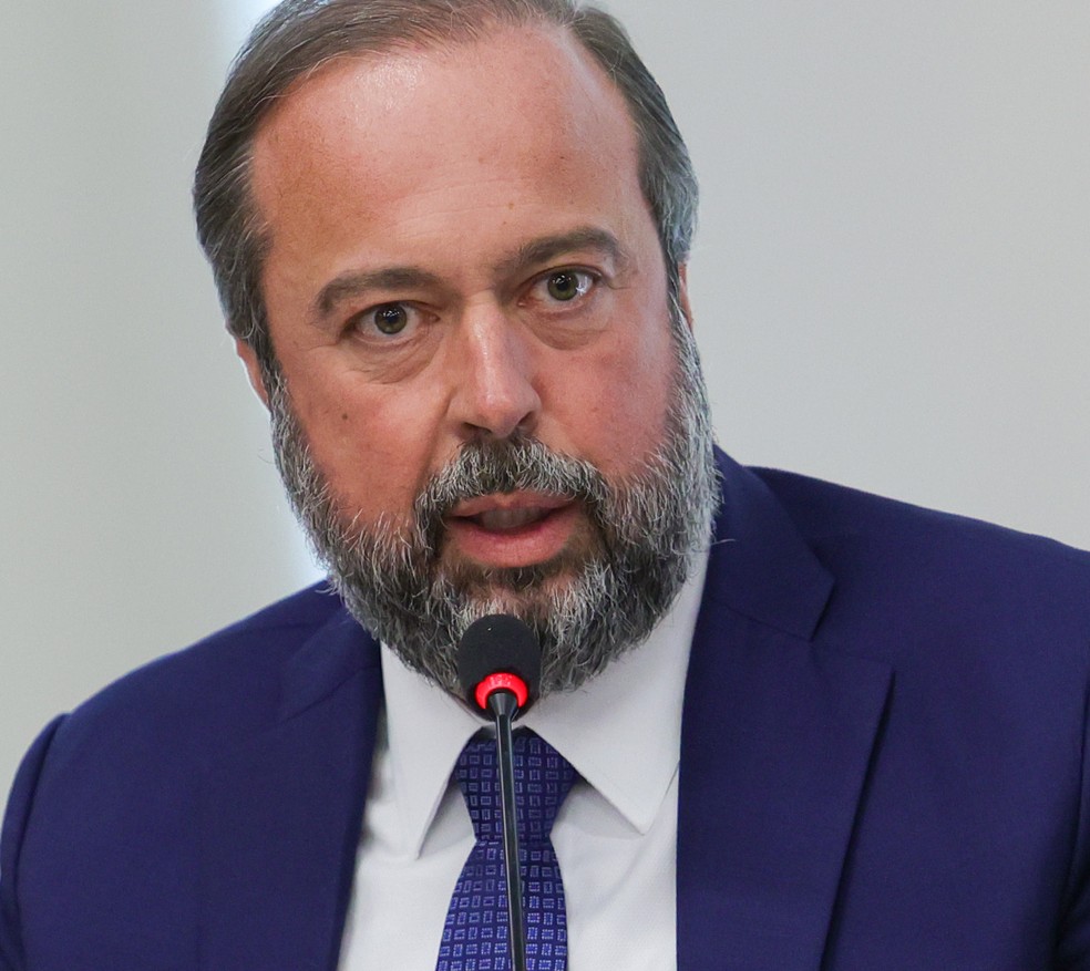 Energy minister pressures Petrobras to lower prices