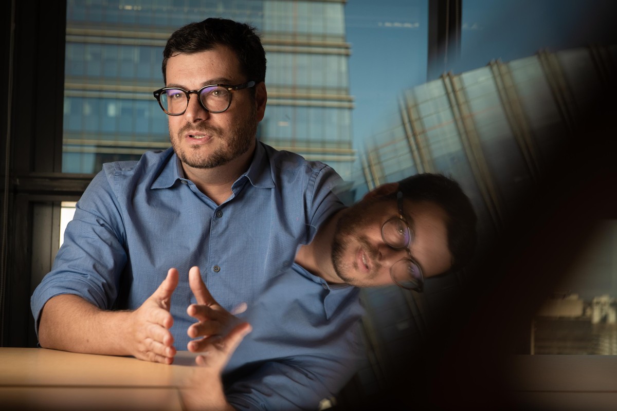 Amazon expands logistics, predicts stronger holiday season sales ...