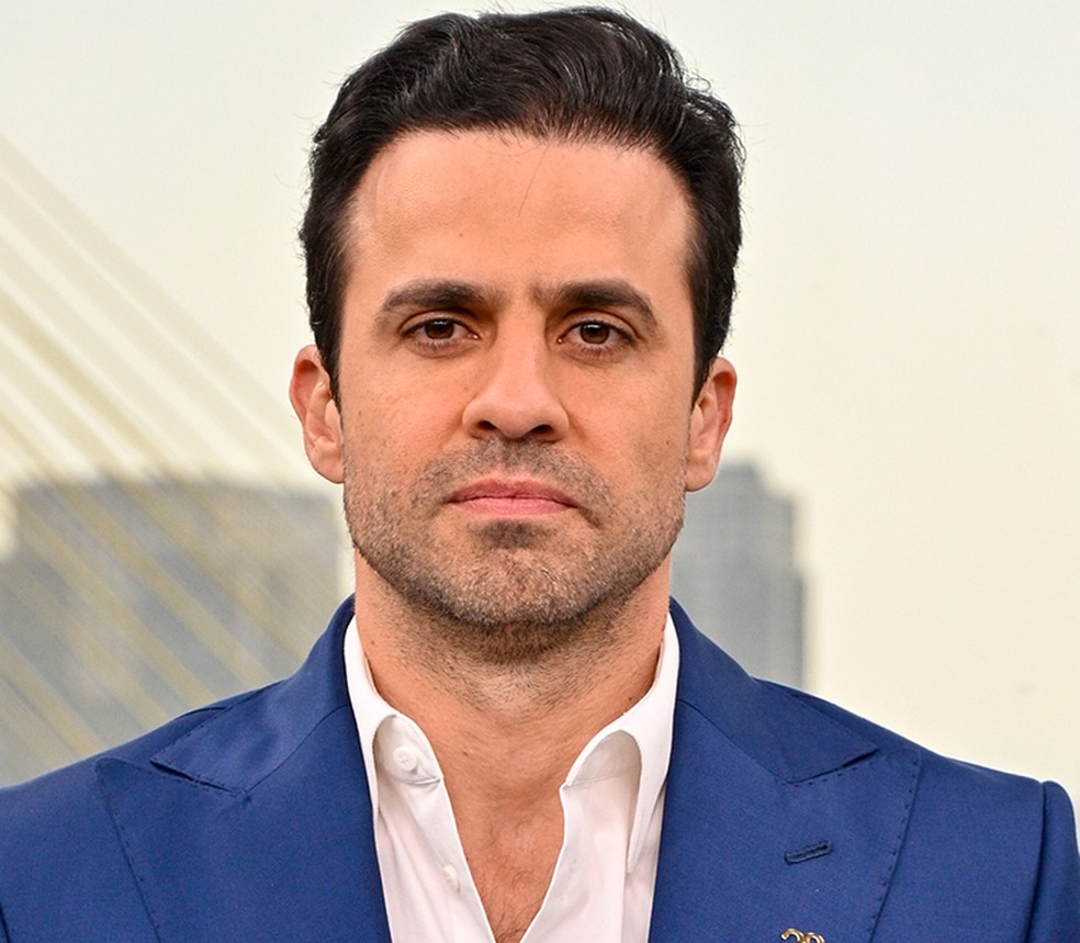 As Bolsonaro waffles, outsiders gain ground in early presidential race