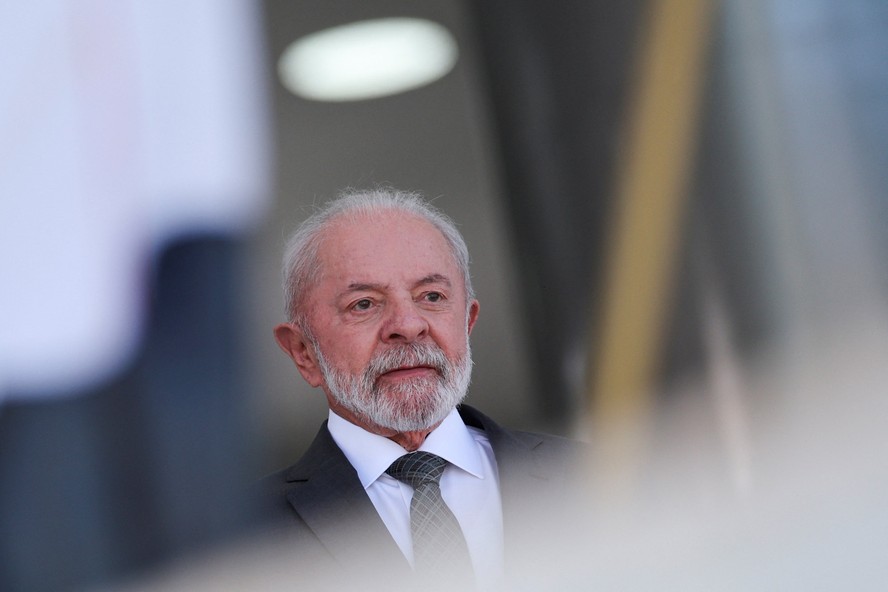 Lula approval stabilizes, yet remains low