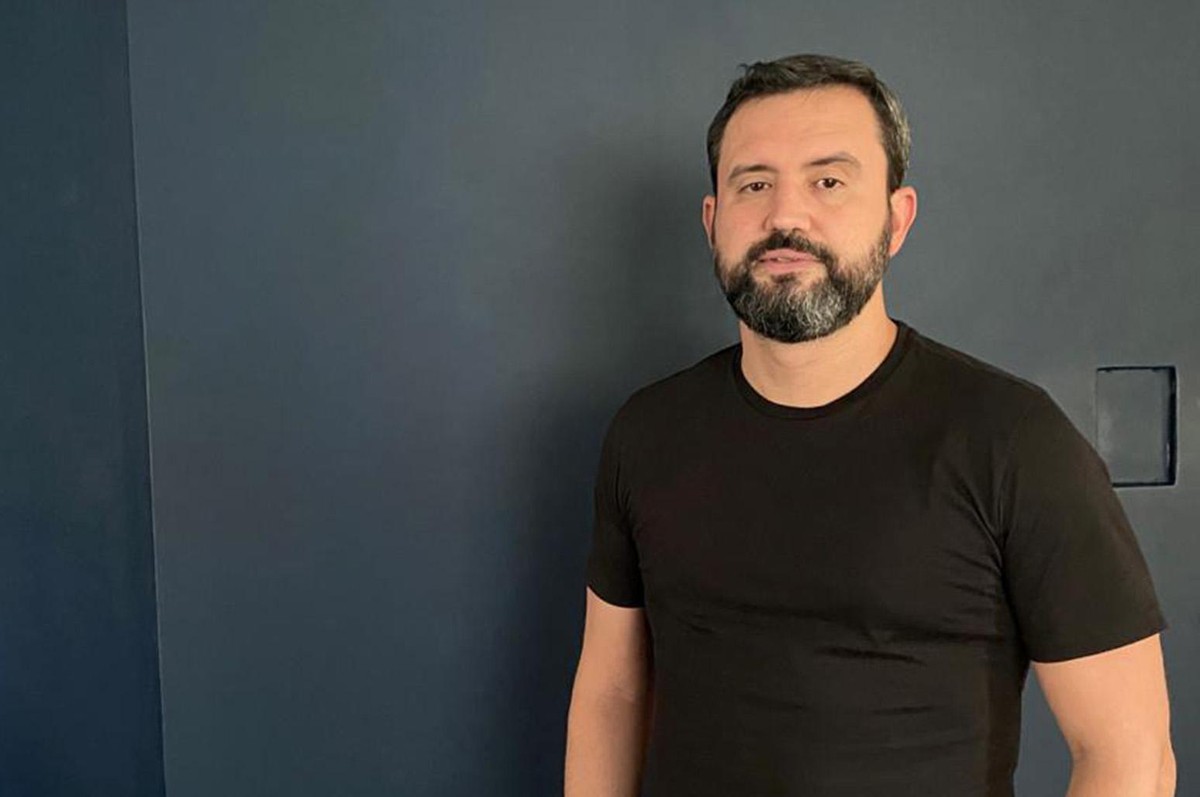 Startups trim structure, use stocks as bargaining chip