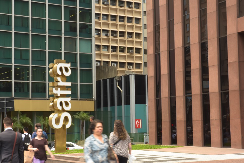 Son contests will left by Safra Group’s patriarch