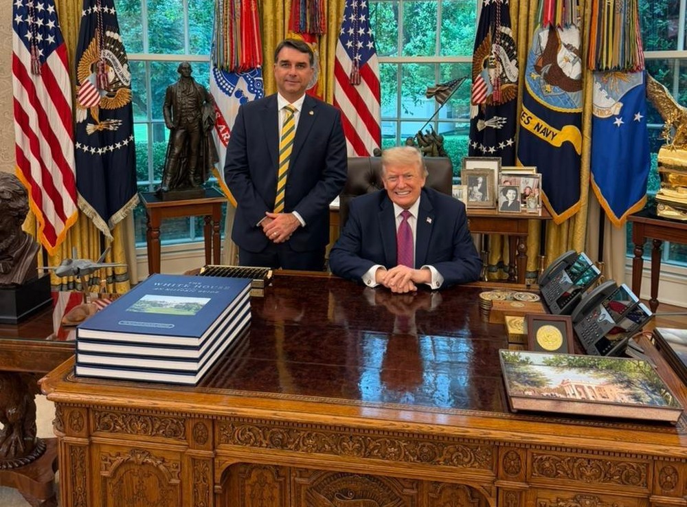 Oval Office photo gives Flávio Bolsonaro fresh political ammunition