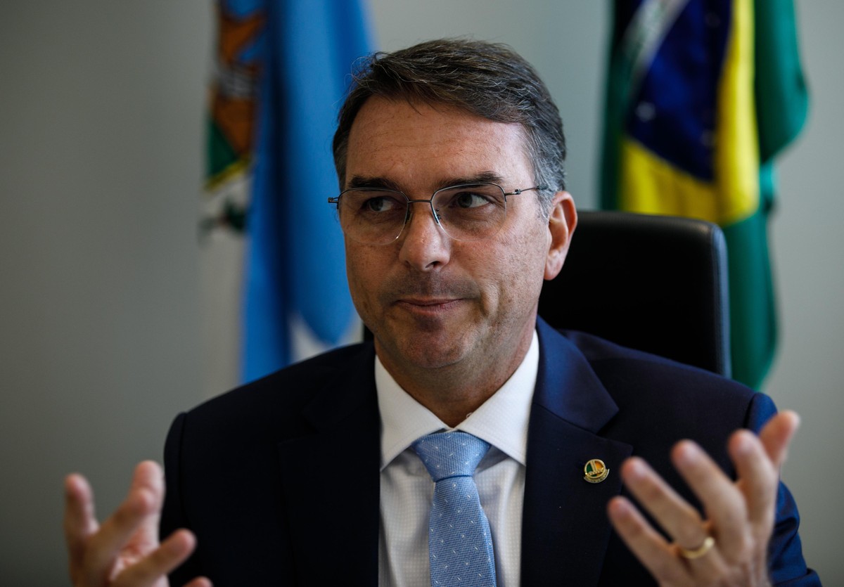 Flávio Bolsonaro admits indictment forces candidate shuffle for 2026