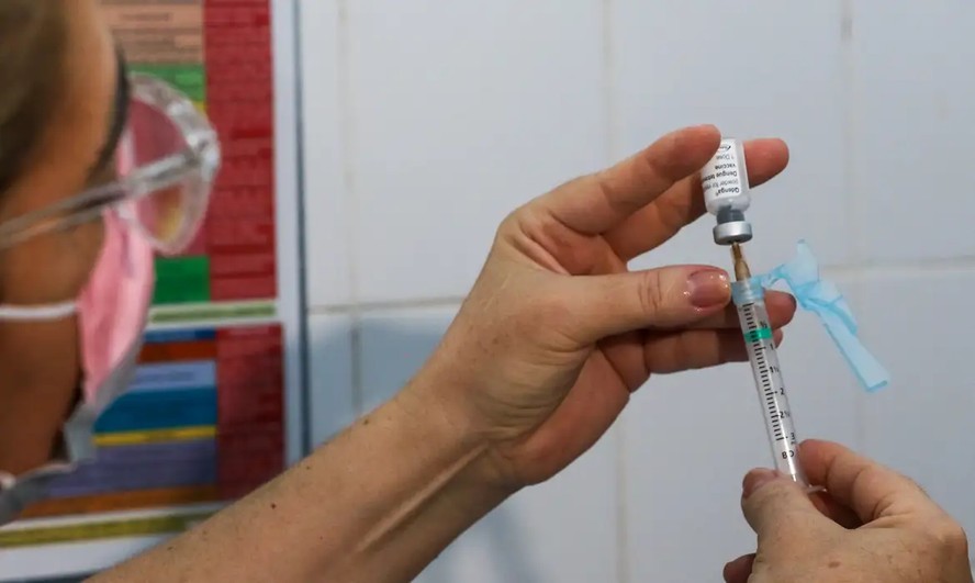 Lula unveils dengue fever vaccine as health minister’s future in question
