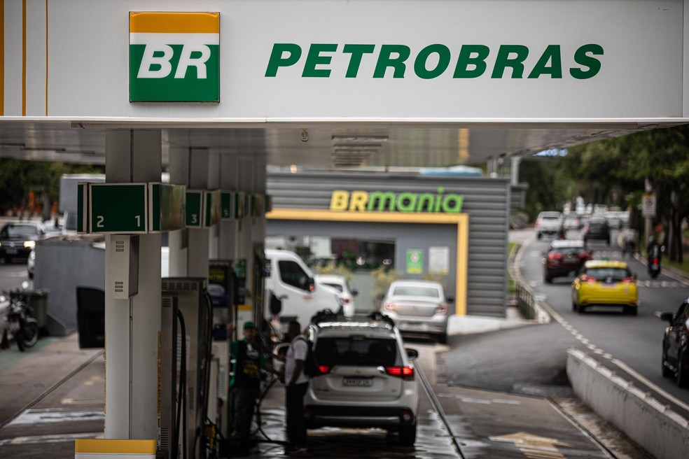Petrobras increases gasoline price by 7%, spares diesel