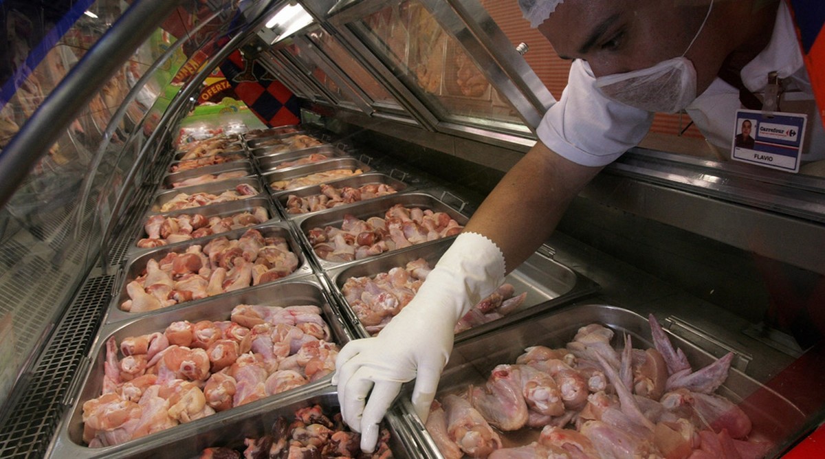 Brazilian retailers begin reducing chicken inventories | Agribusiness | valorinternational