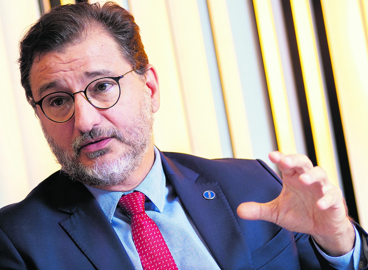 Fiscal outlook reopens debate over need for spending cuts