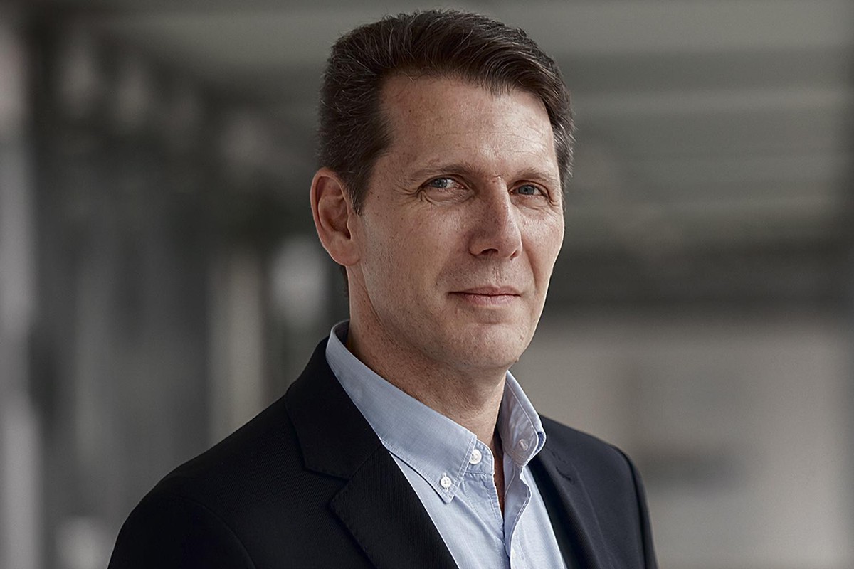 Renner tries to dispel investor concerns over earnings and profit sharing