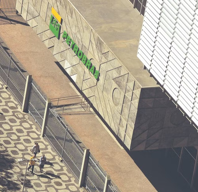 Petrobras removes executive after Lula criticizes fuel auction