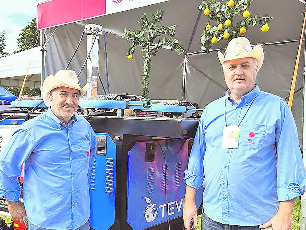 Flying robots take over orange harvesting