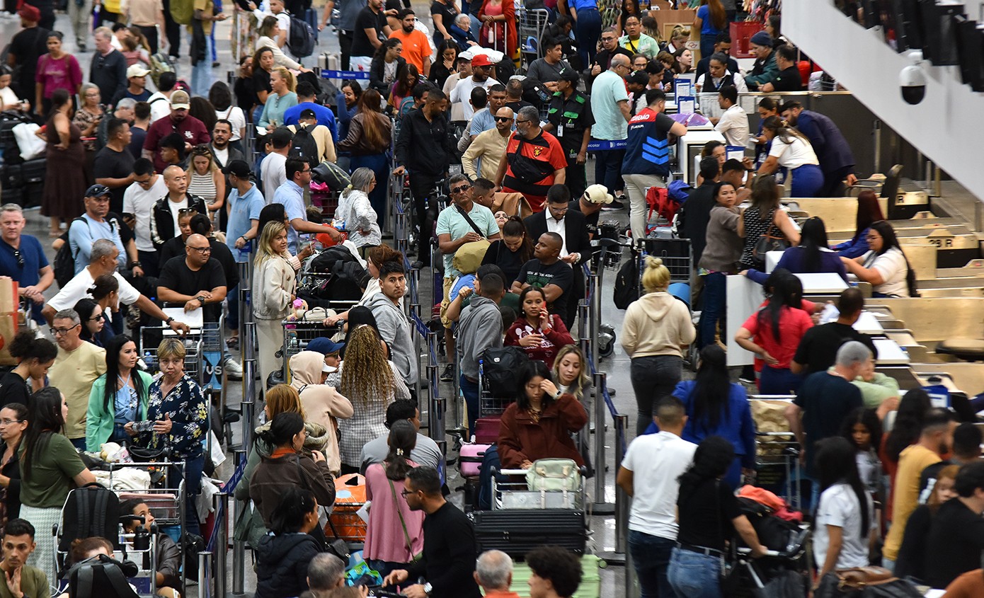 Cyclone leaves São Paulo in chaos, with power and internet outages