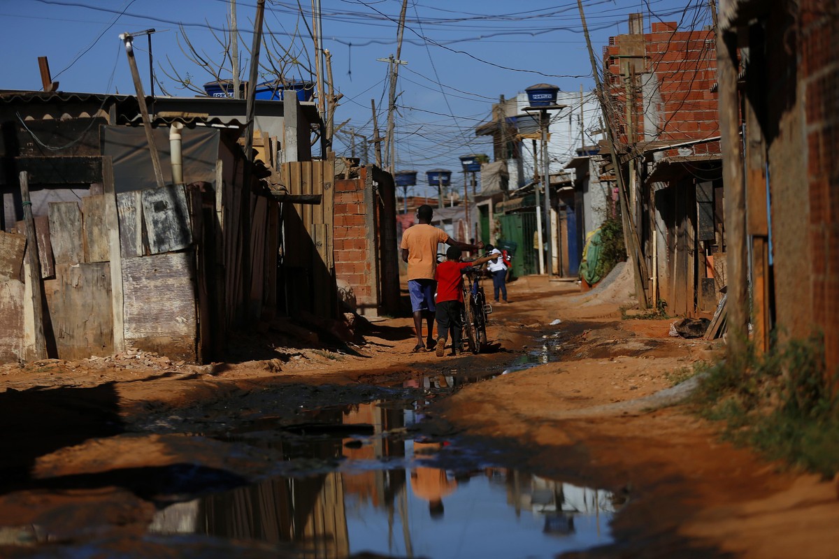 Poverty falls in Brazil, but still affects 67.8m people