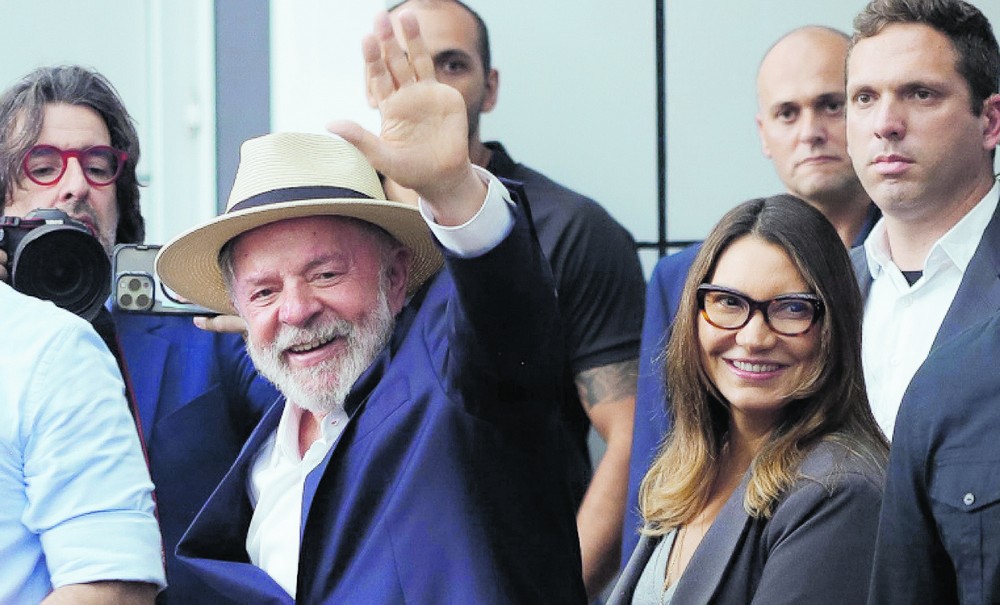 Lula leaves hospital, says he was “frightened and worried”