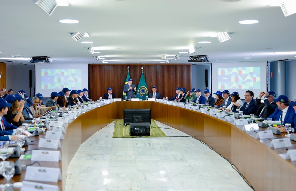 Lula urges cabinet to defend sovereignty, rebukes Trump and Bolsonaro