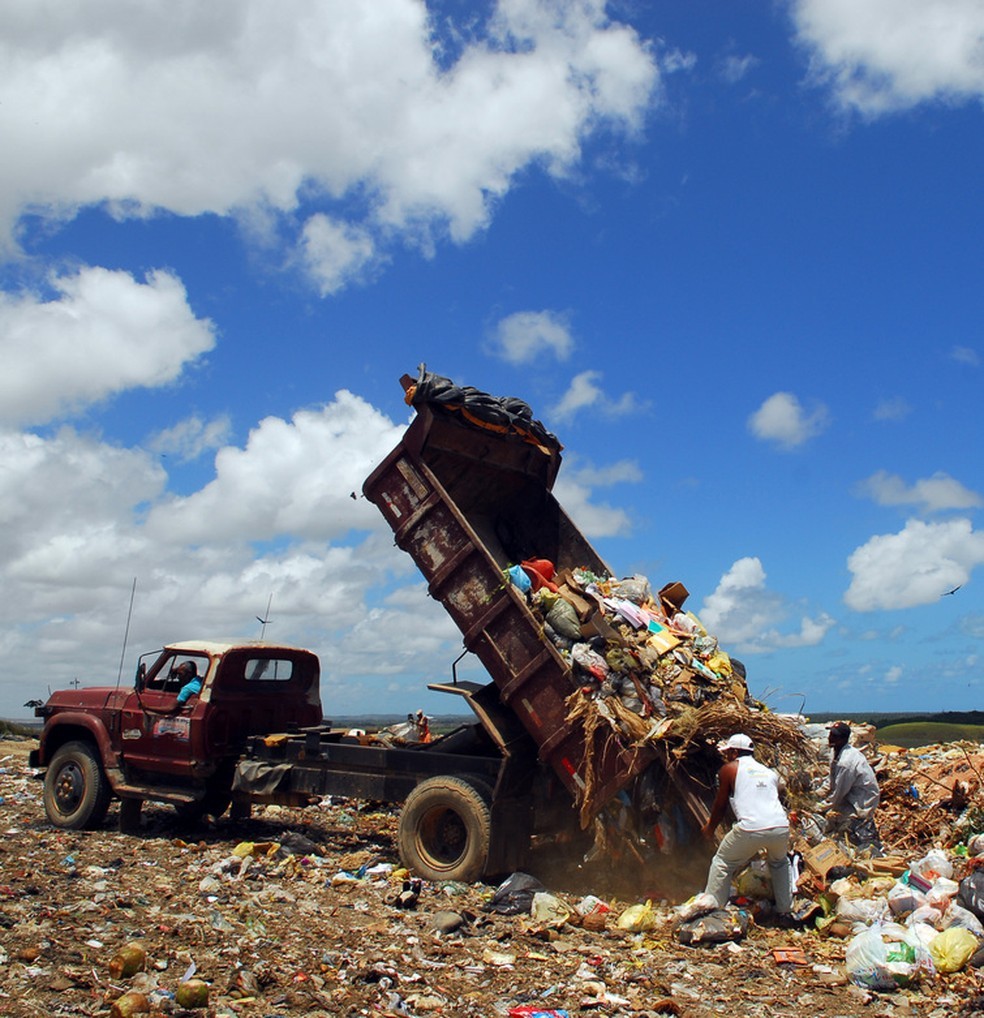 More than half of Brazilian cities dispose of waste irregularly