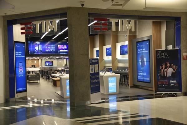 TIM weighs broadband merger with internet provider