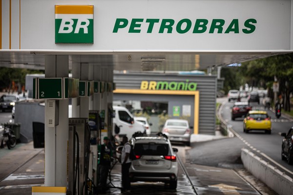 Petrobras increases gasoline price by 7%, spares diesel