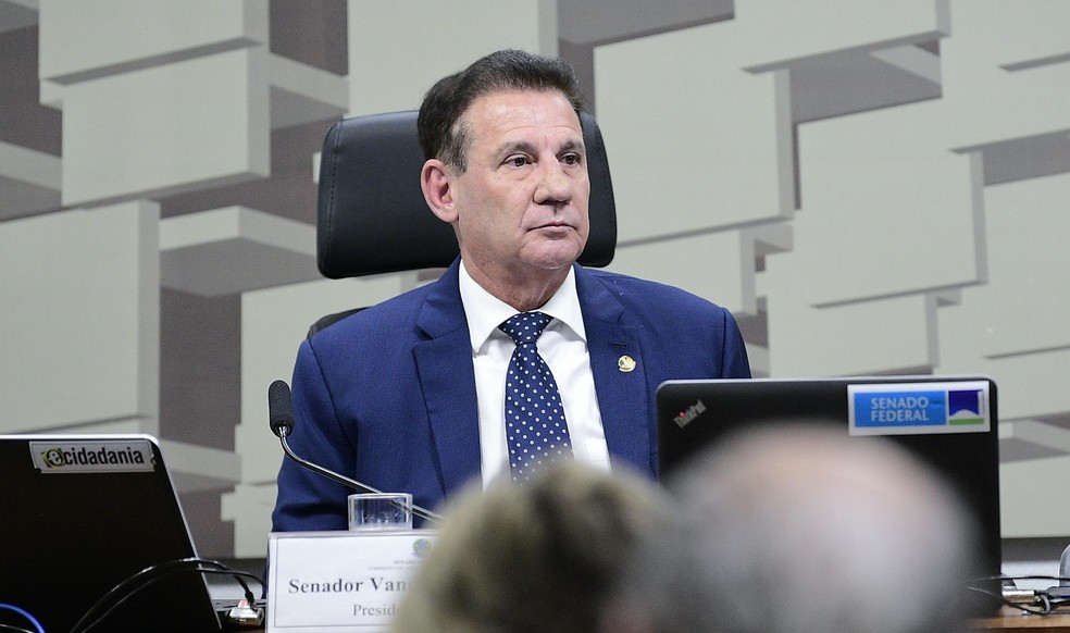 Senate committee votes on tax break backed by leaders