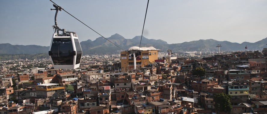 Favelas population grows by 43.5% in ten years, statistics agency says