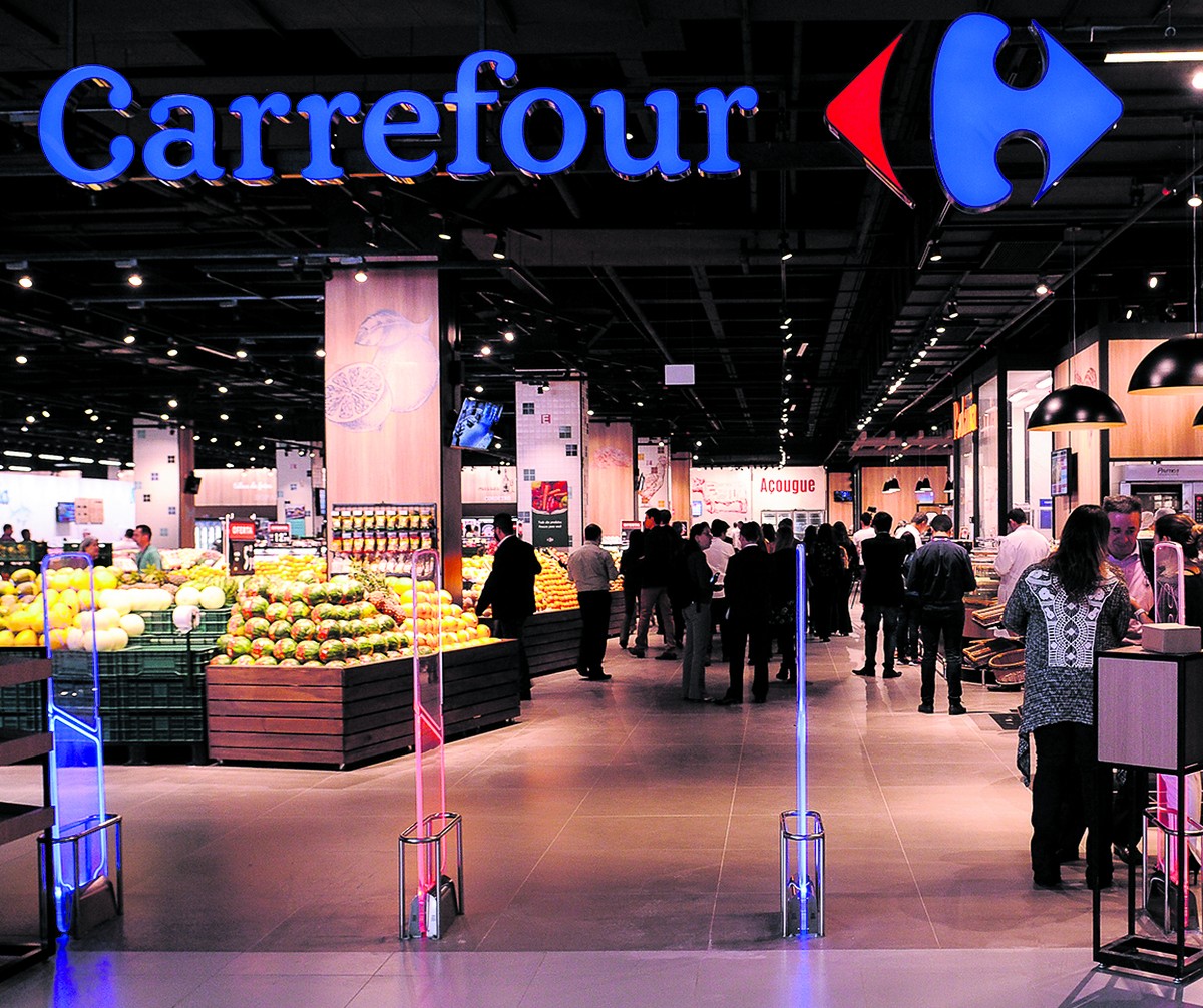 Carrefour posts Q2 profit, boosts synergies with Big